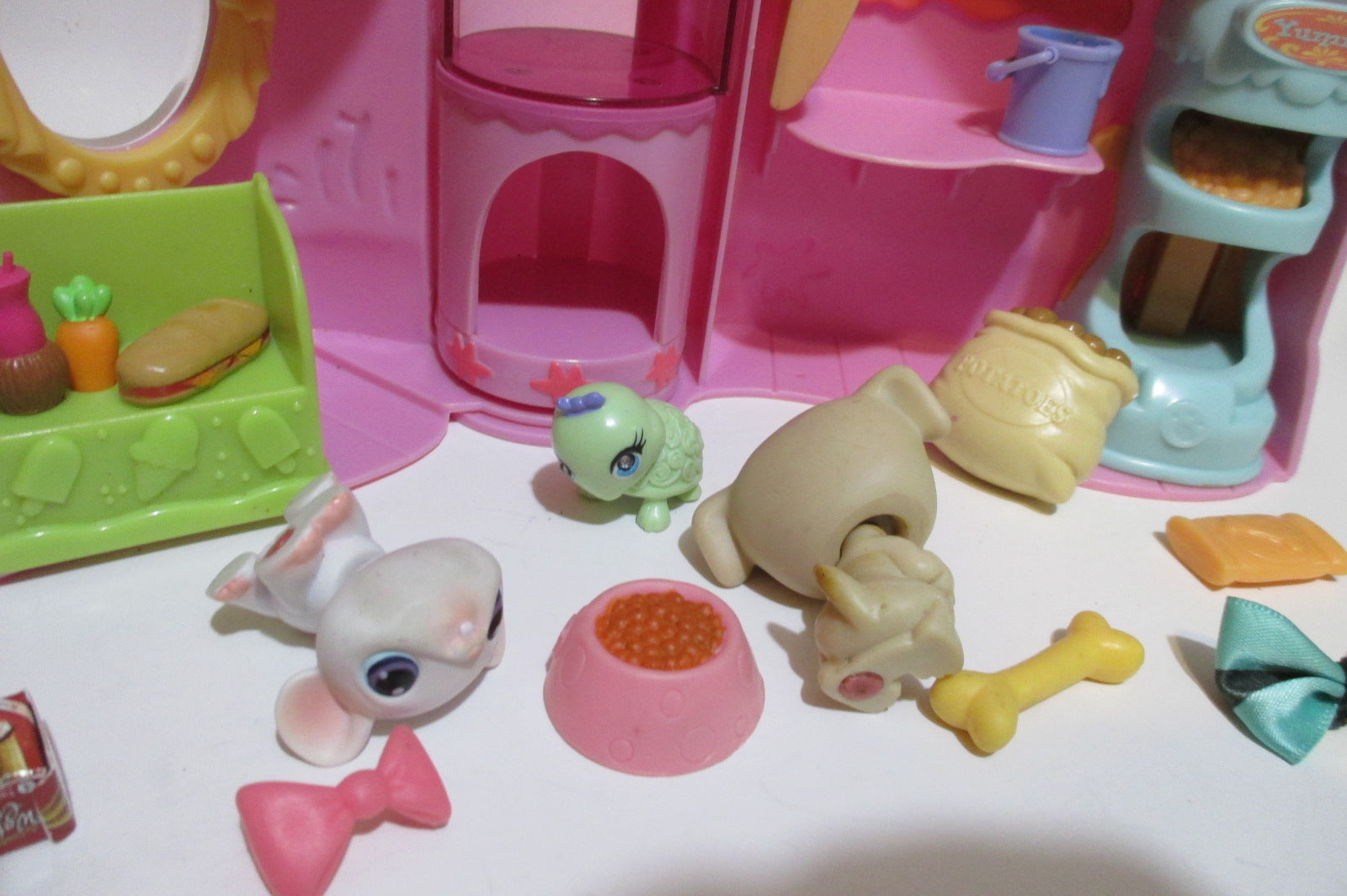 Littlest Pet Shop Doggie Diner Playset Take Out with Random Accessories ...