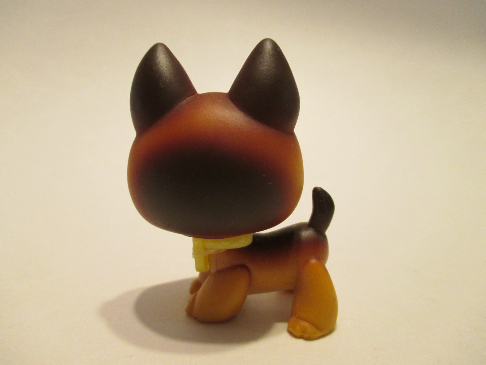 LIKE NEW Littlest Pet Shop Brown GERMAN SHEPHERD 357 GREEN EYES Dog ...