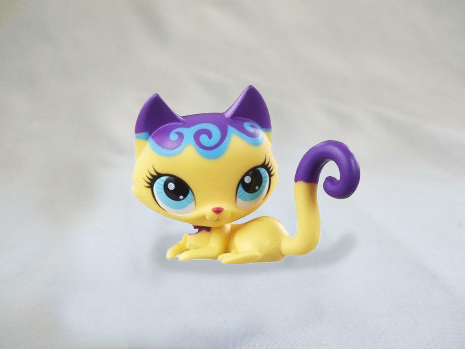 LIKE NEW Littlest Pet Shop 3332 Cat Yellow Purple Blue Eyes 100% ...