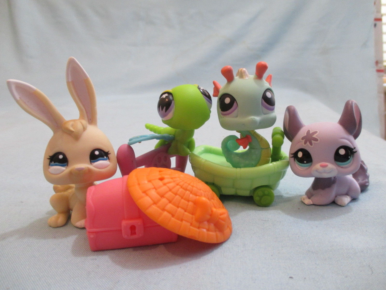 Littlest Pet Shop Lot 8 RANDOM (4 Pets + 4 Accessories) 100% Authentic